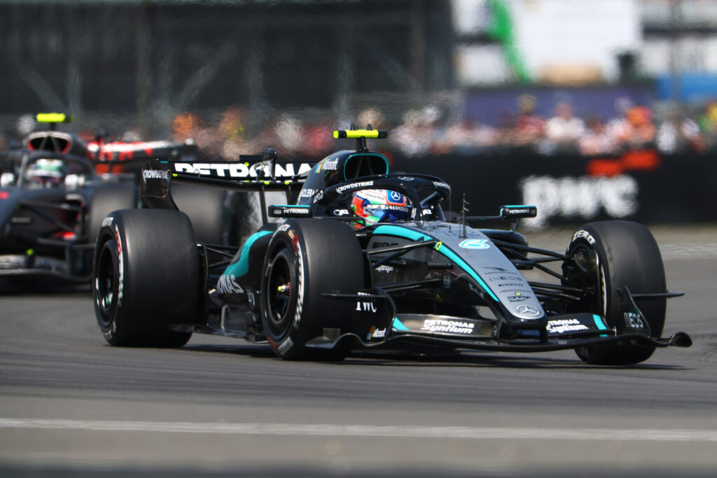 F1 | 2026 British GP | Sprint Race | Antonelli fends off Hamilton to ...